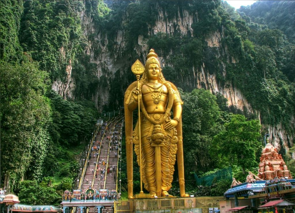 Bức tượng thần "siêu to khổng lồ" ở động Batu Malaysia - Halo Travel