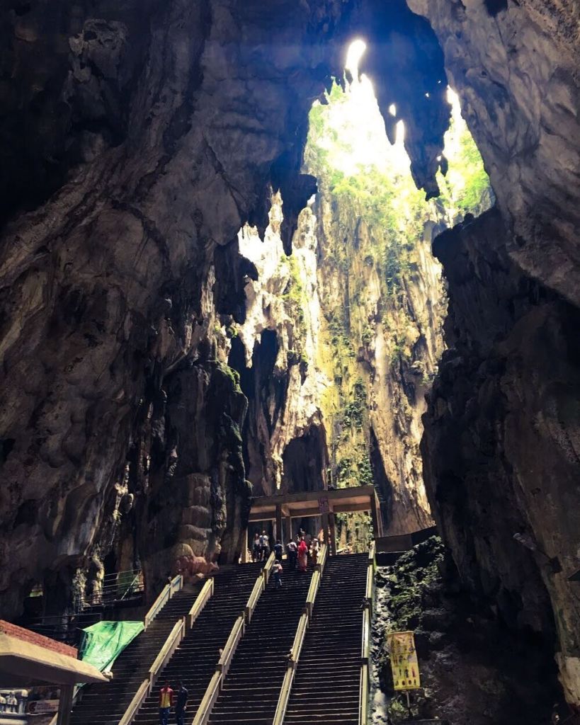 Bức tượng thần "siêu to khổng lồ" ở động Batu Malaysia - Halo Travel