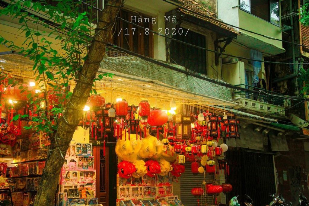 Phố Hàng Mã sáng rực, ‘không ngủ’ mỗi dịp lễ tết - Halo Travel